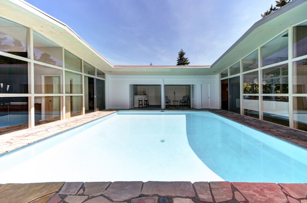 Modern Central Atrium Pool House in Bellevue - Seattle Dream Homes ...