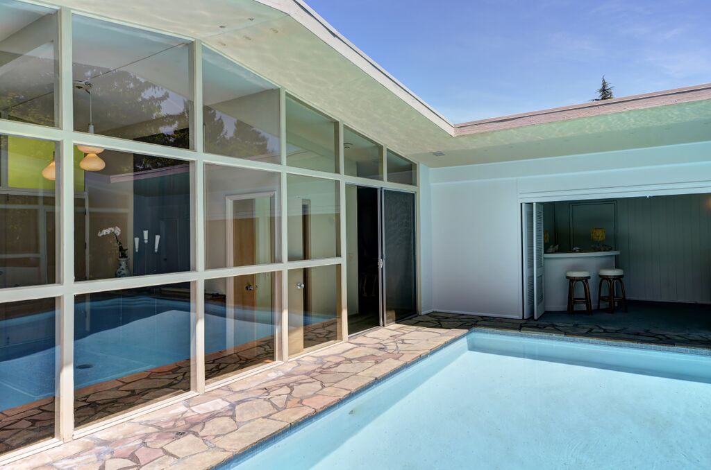 Modern Central Atrium Pool House in Bellevue - Seattle Dream Homes ...