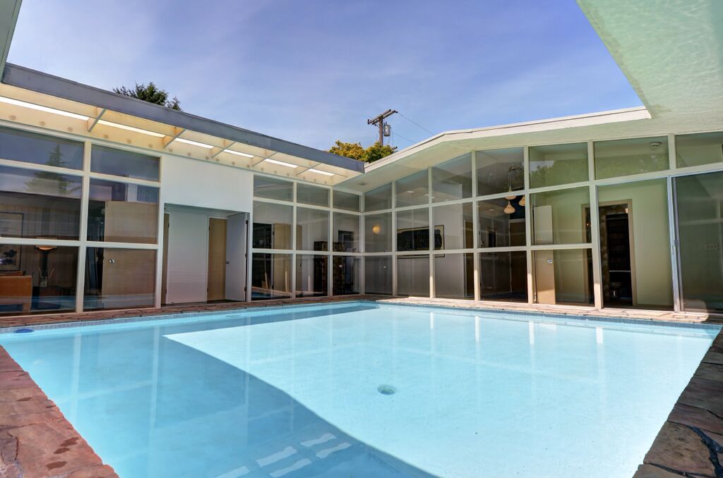 Modern Central Atrium Pool House in Bellevue - Seattle Dream Homes ...