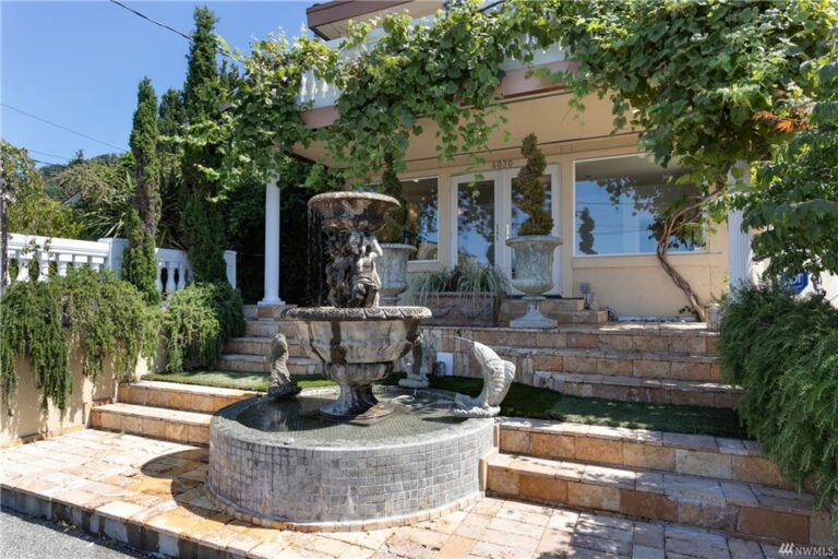 La Villa Rustica Waterfront Guest Inn on the Beach in Seattle